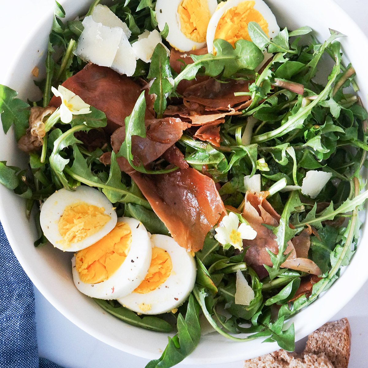 Regratova solata z jajci, pršutom in balzamičnim prelivom | Sit Fit